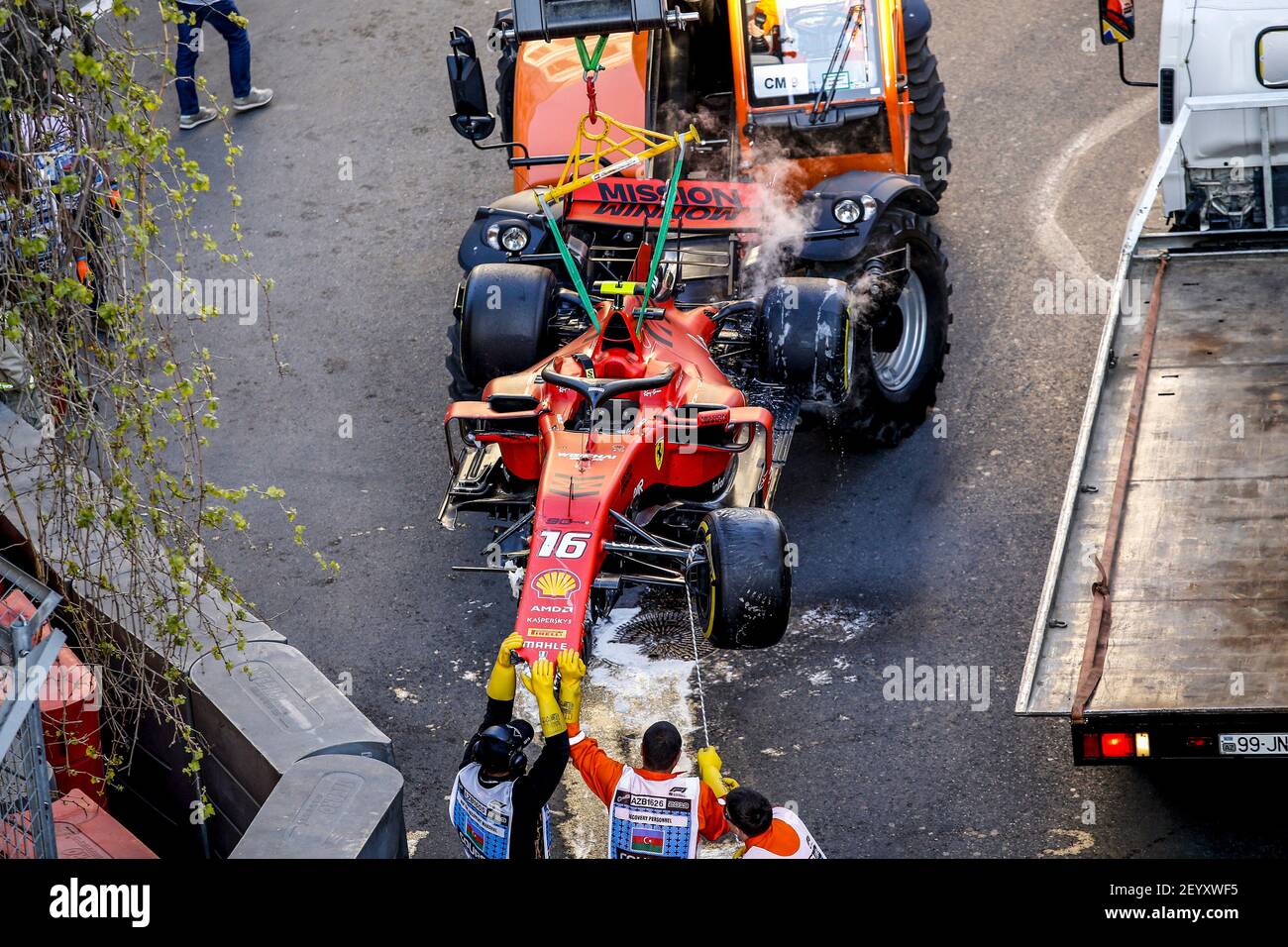 16 LECLERC Charles (mco), Scuderia Ferrari SF90, action, crash ...