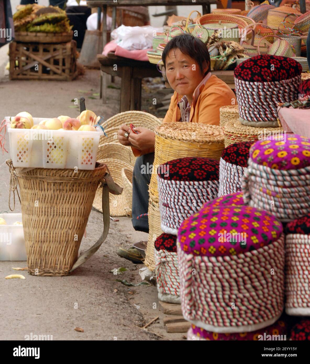 MARKET AT SHIGU ON THE FIRST BEND OF THE YANGSTE RIVER , YUNNAN ...