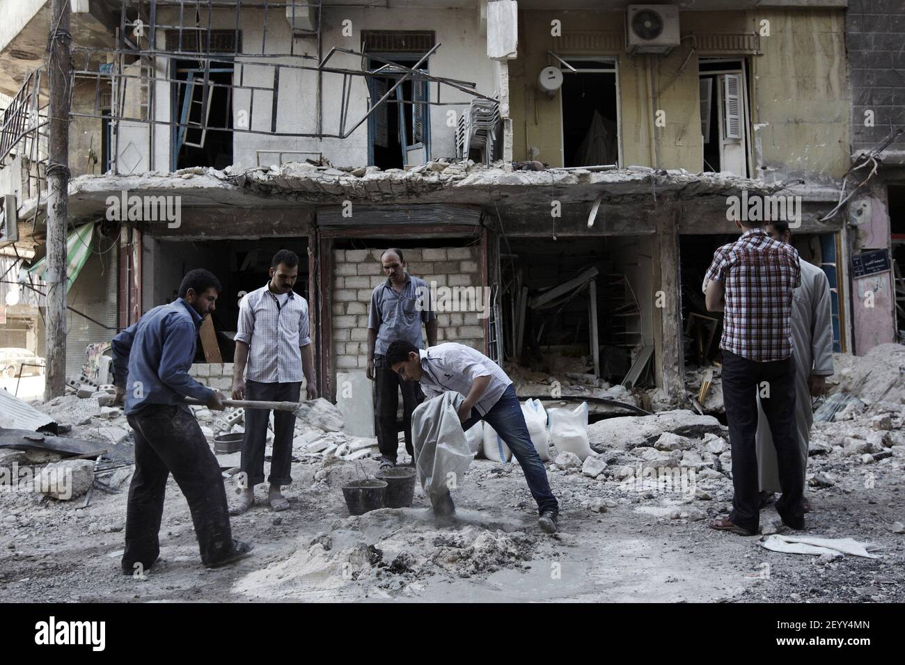 24 September 2012 - Aleppo, Syria - In Aleppo, residents of a destroyed ...