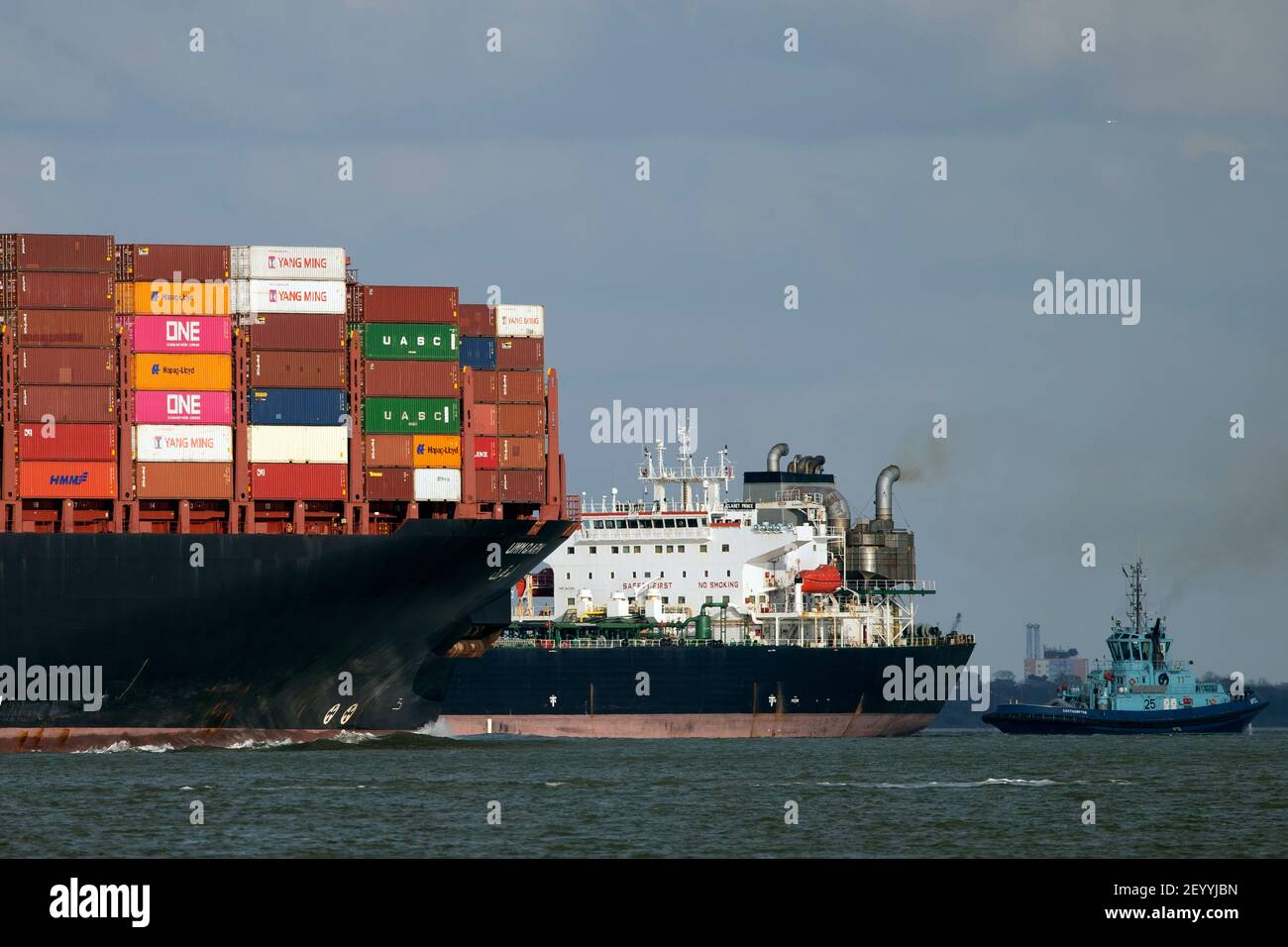 busy,tug,Apex,Claret Primce,Oil Tanker,Container,ship,Umm Qarn,leaving ...