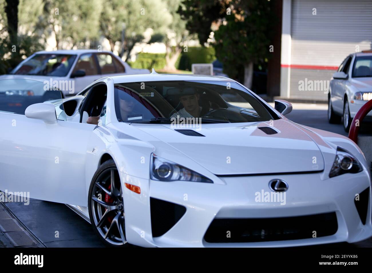 18 October 2012 - Beverly Hills, CA - Paris Hilton makes a pit stop in ...