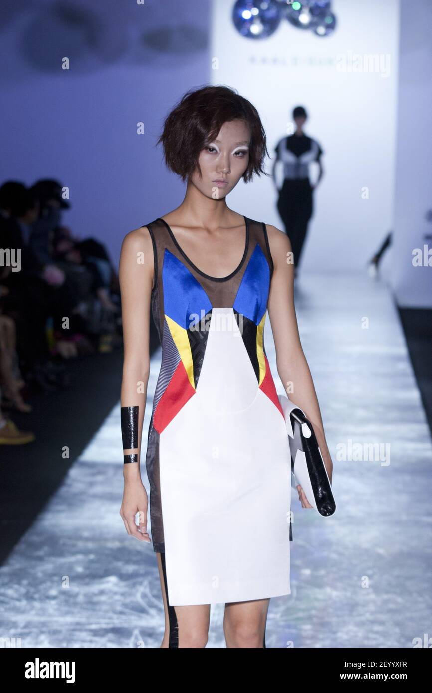 24 October 2012 - SEOUL, SOUTH KOREA : South Korean model wears a ...