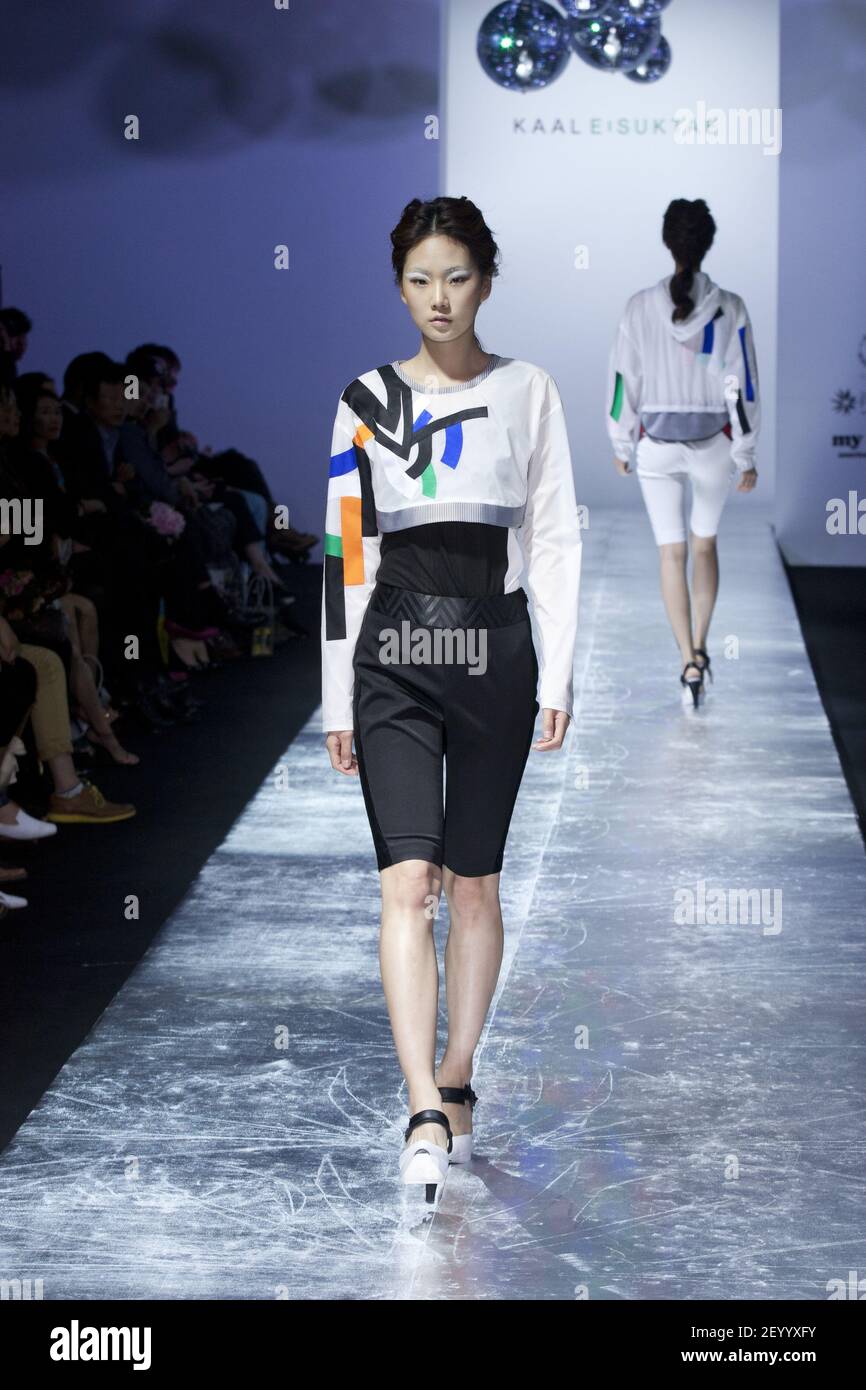 24 October 2012 - SEOUL, SOUTH KOREA : South Korean model wears a ...