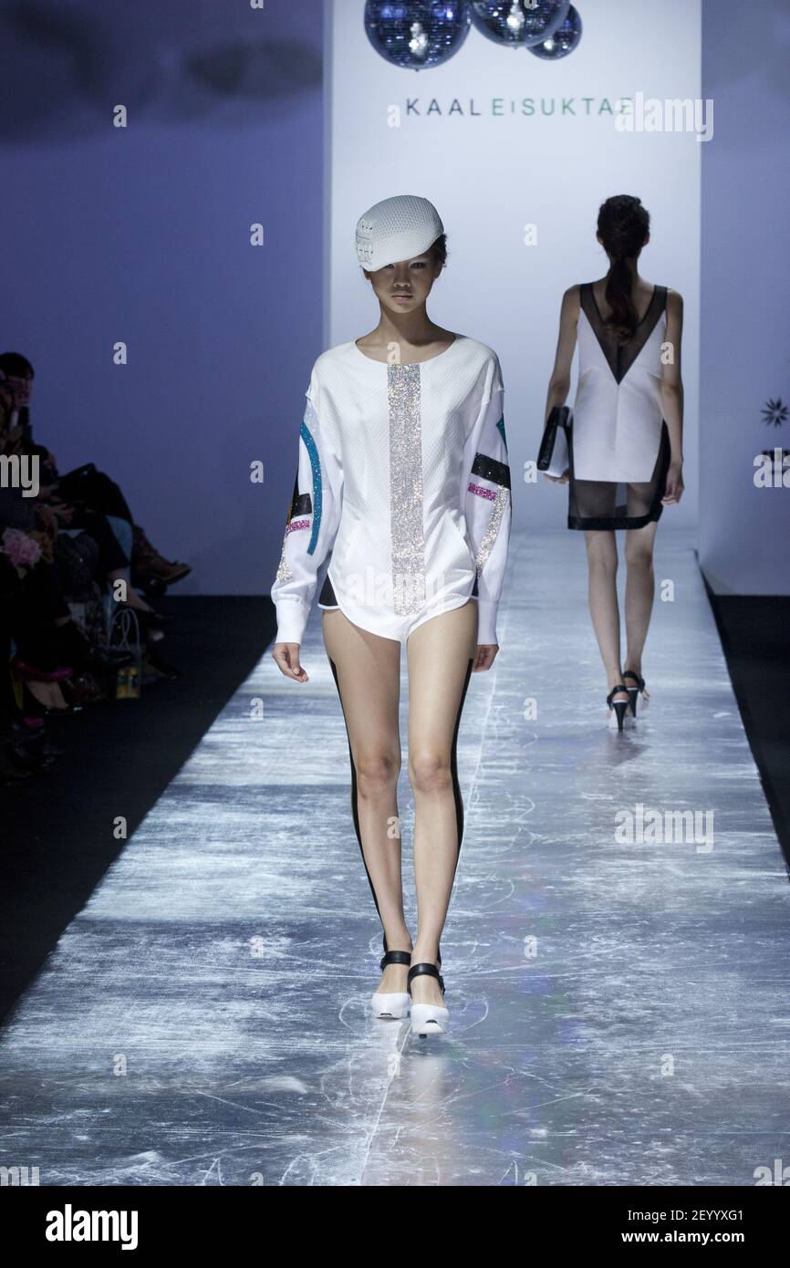 24 October 2012 - SEOUL, SOUTH KOREA : South Korean model wears a ...