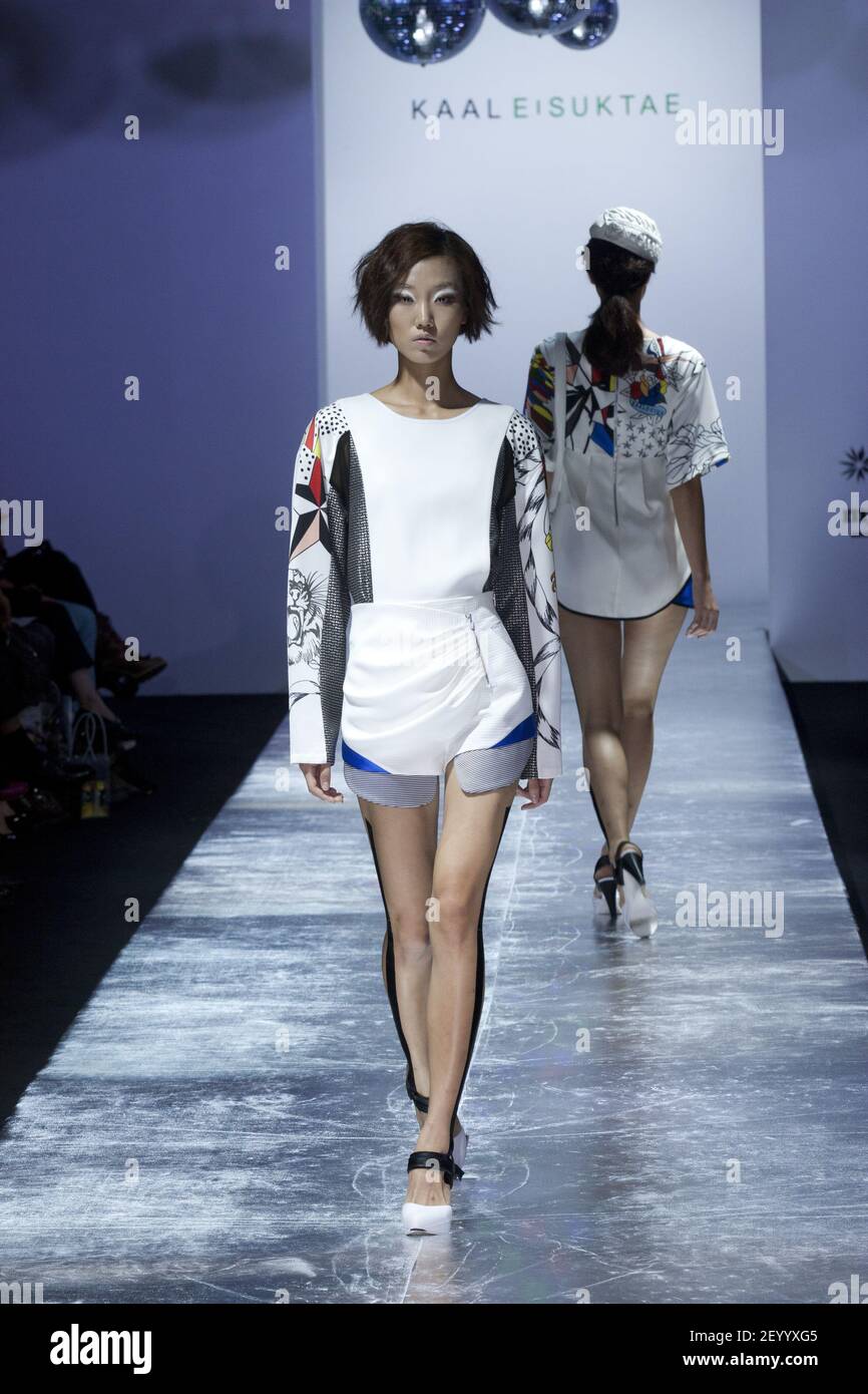 24 October 2012 - SEOUL, SOUTH KOREA : South Korean model wears a ...