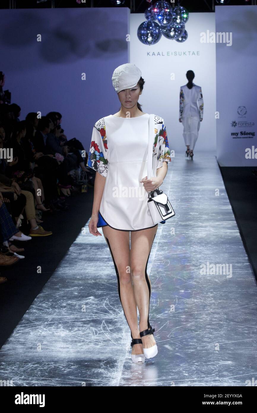 24 October 2012 - SEOUL, SOUTH KOREA : South Korean model wears a ...