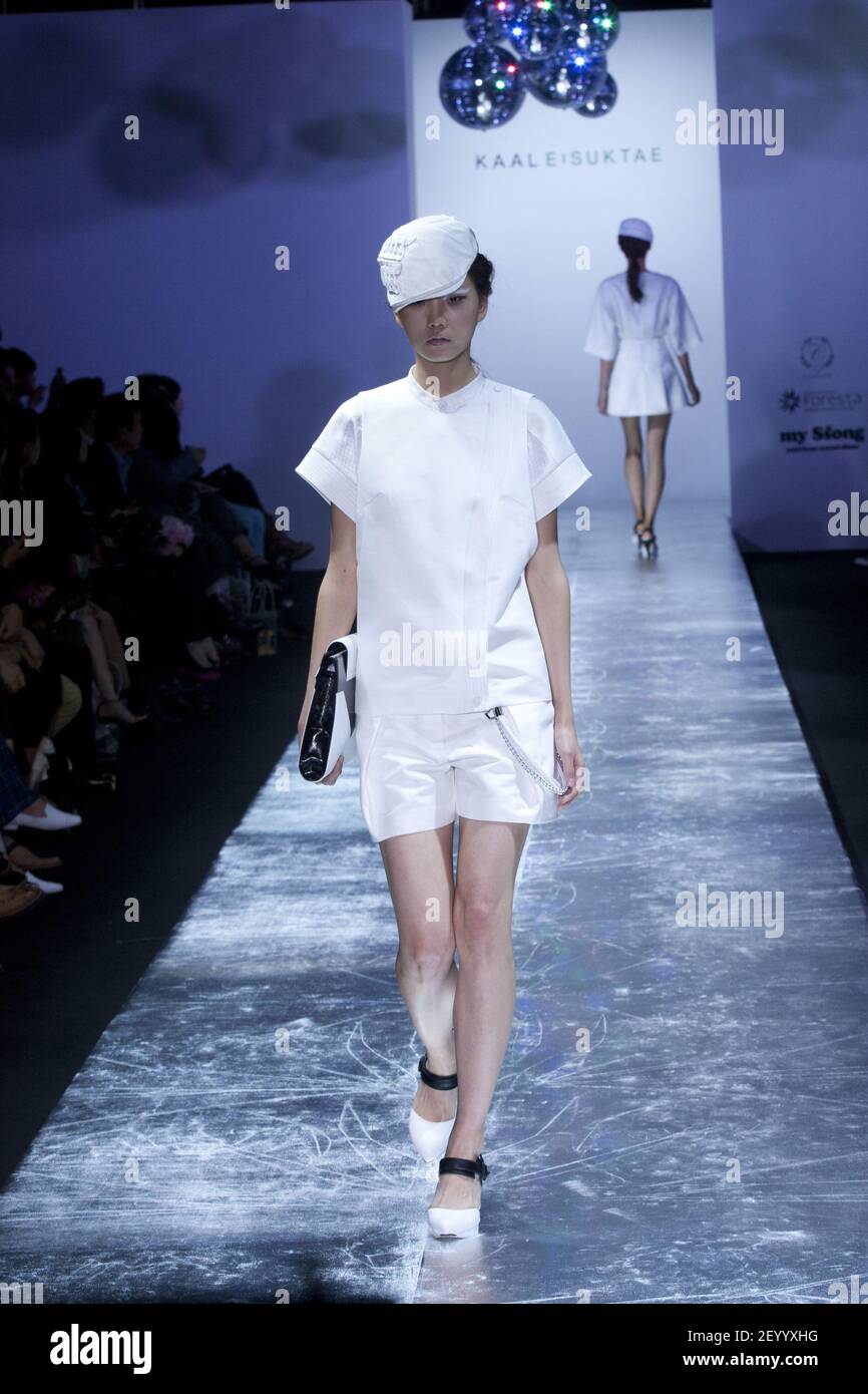 24 October 2012 - SEOUL, SOUTH KOREA : South Korean model wears a ...