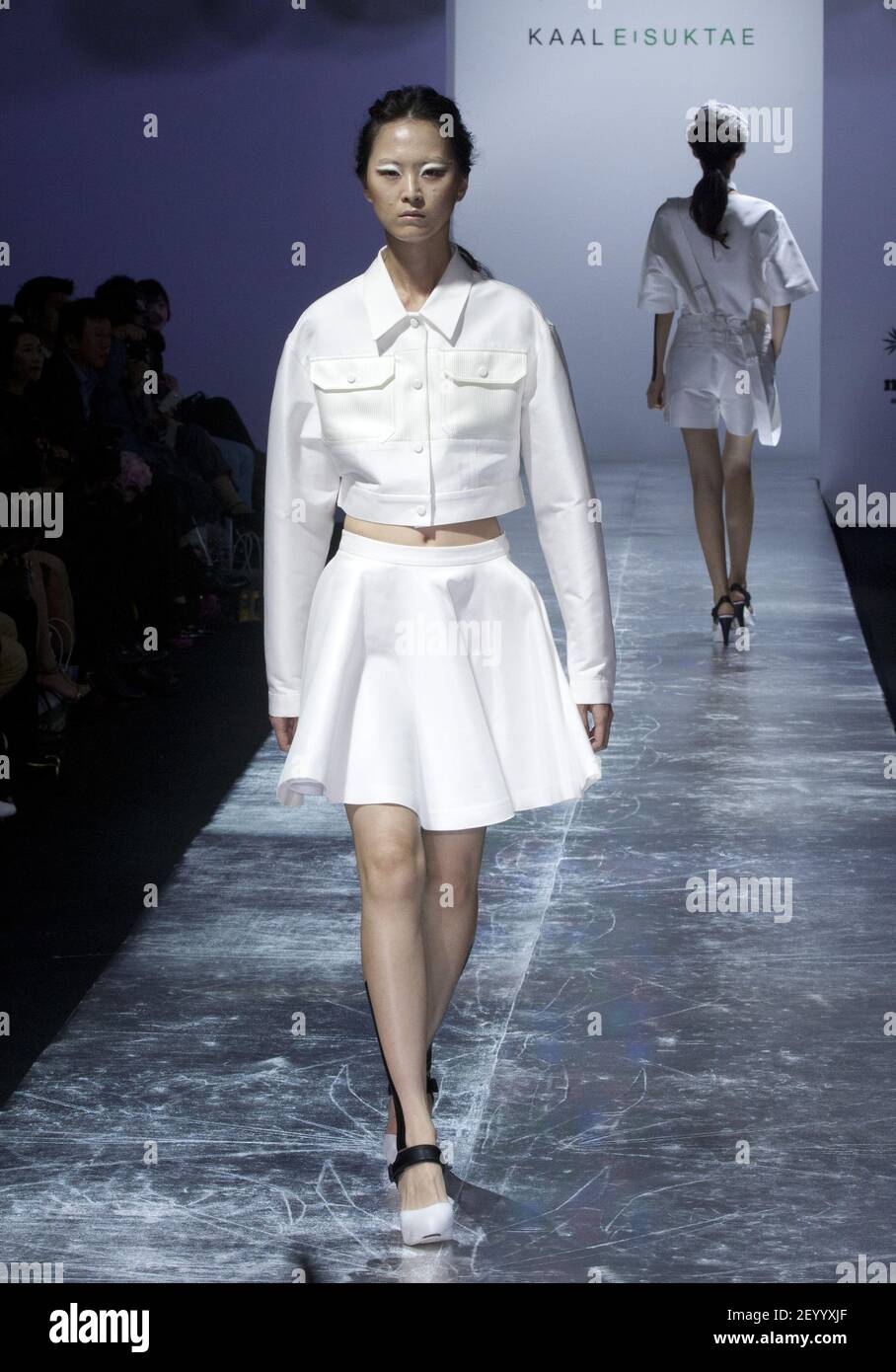 24 October 2012 - SEOUL, SOUTH KOREA : South Korean model wears a ...