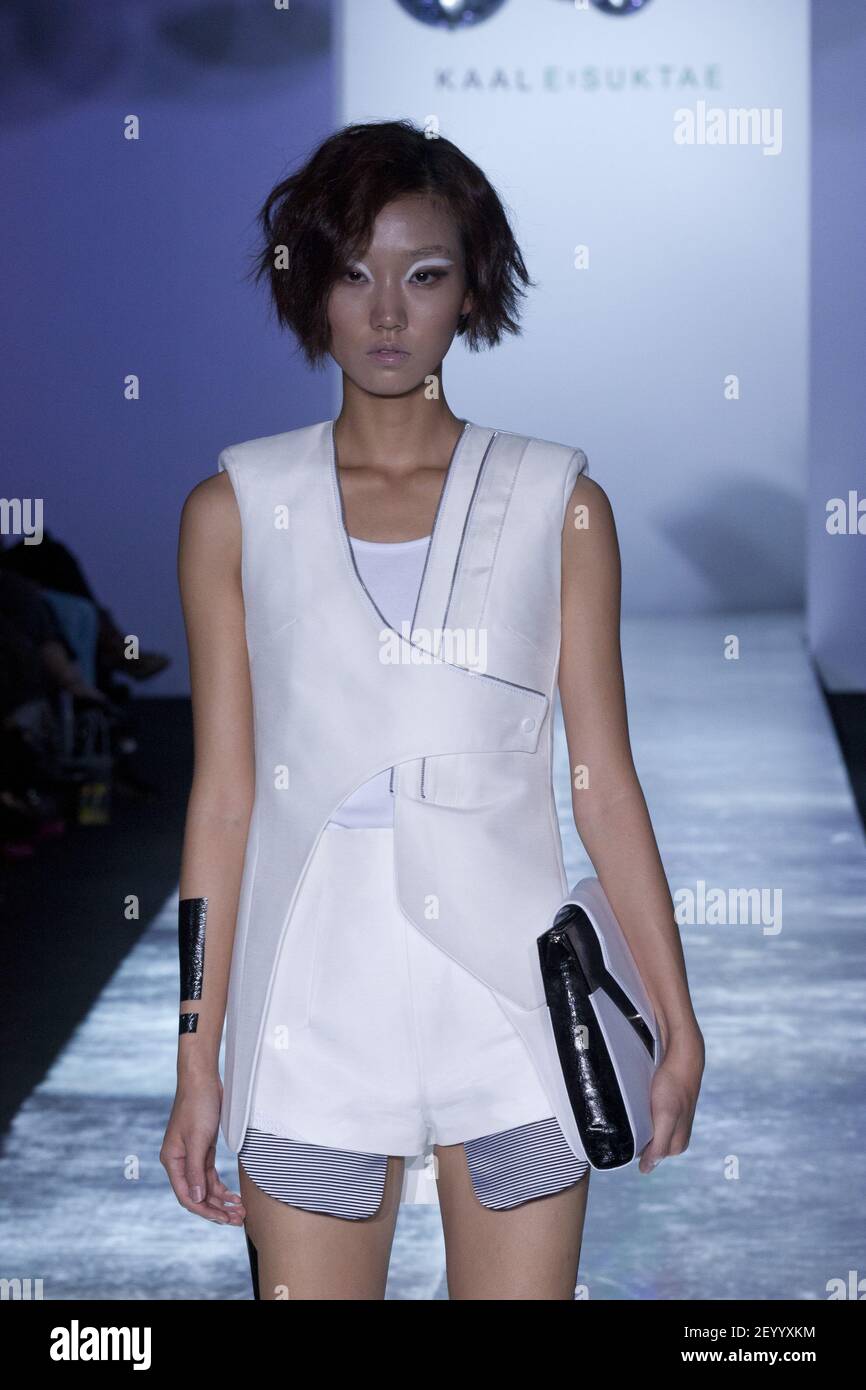 24 October 2012 - SEOUL, SOUTH KOREA : South Korean model wears a ...