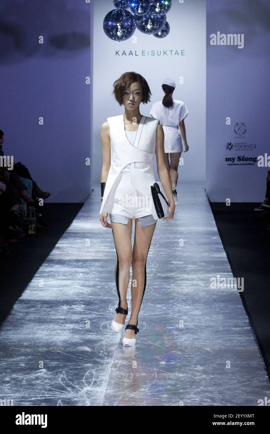 24 October 2012 - SEOUL, SOUTH KOREA : South Korean model wears a ...