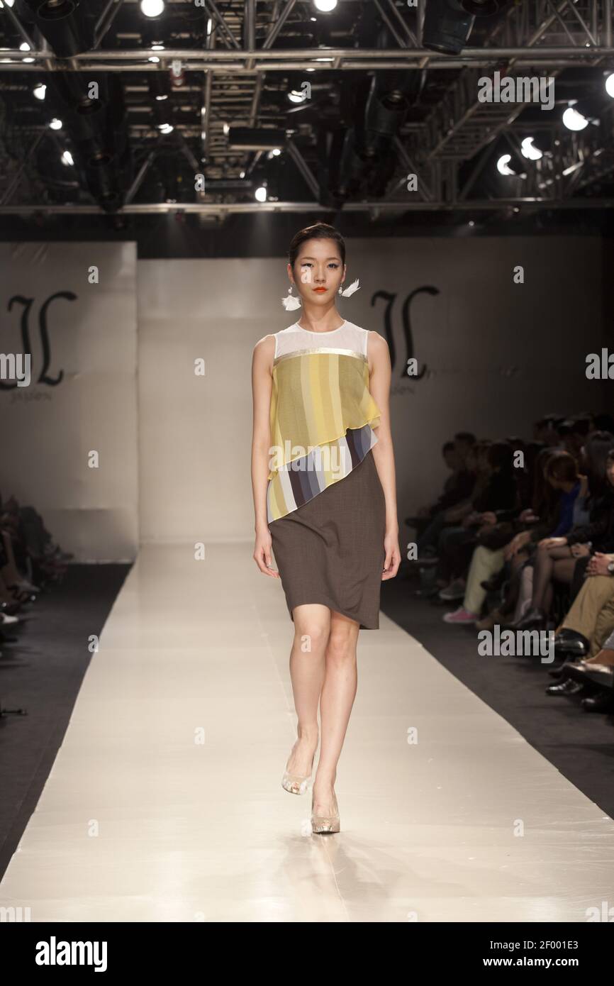 28 October 2012 - SEOUL, SOUTH KOREA : South Korean model wears a ...
