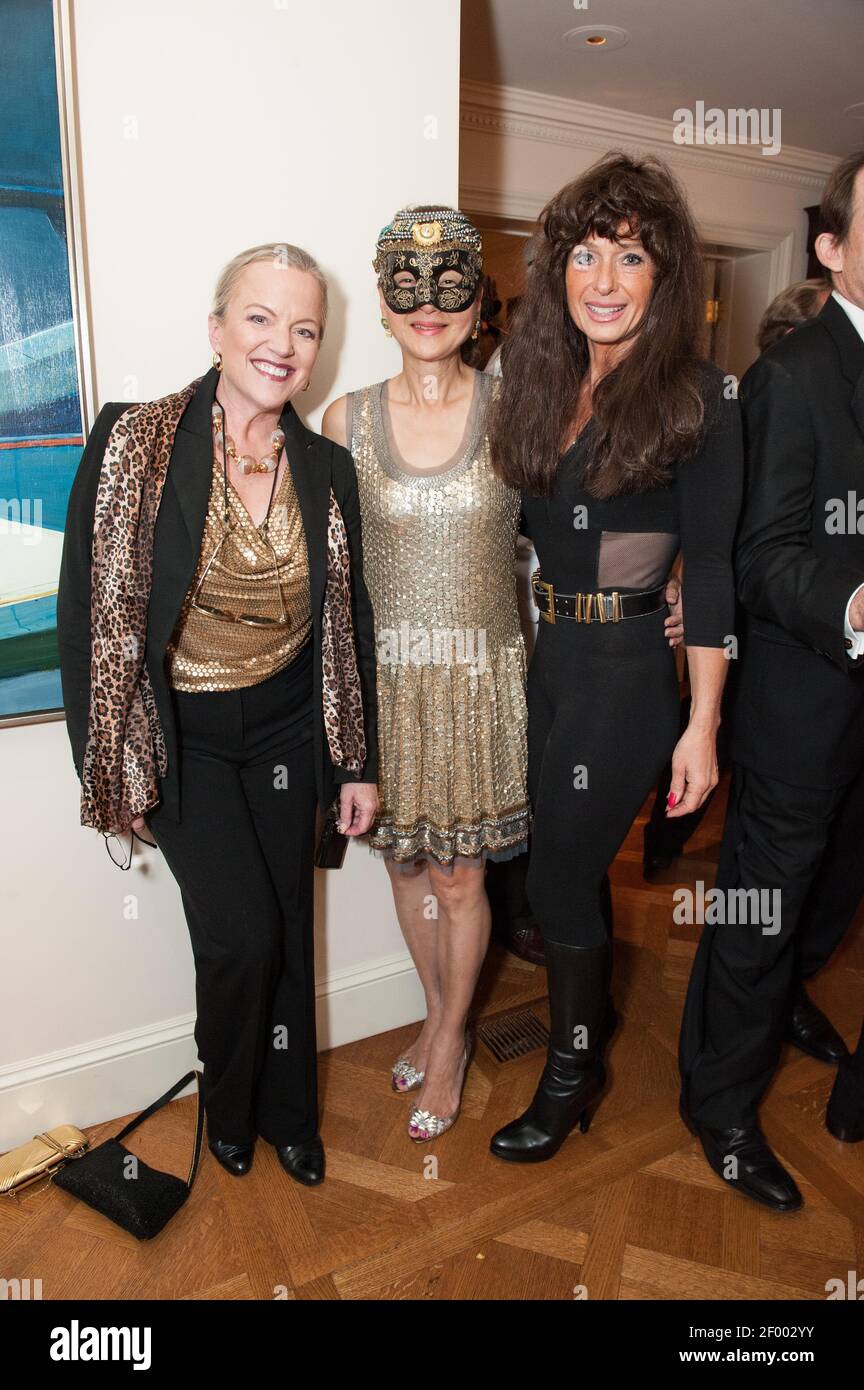 Cindy Shelton, Olivia Decker, Elisabeth Thieriot - 27 October 2012 ...