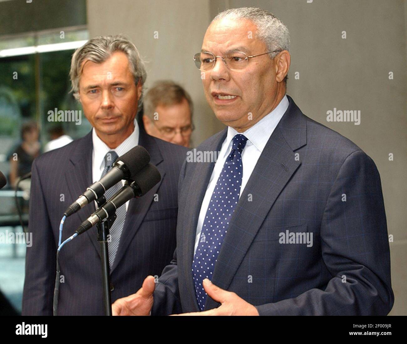 Pierre Pettigrew et Colin Powell Stock Photo - Alamy
