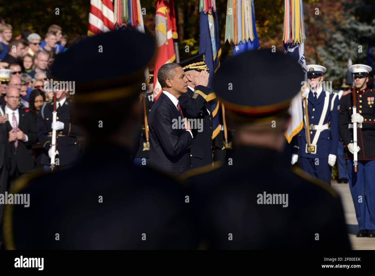 11 November 2012 - Arlington, Virginia - US President Barack Obama (C ...