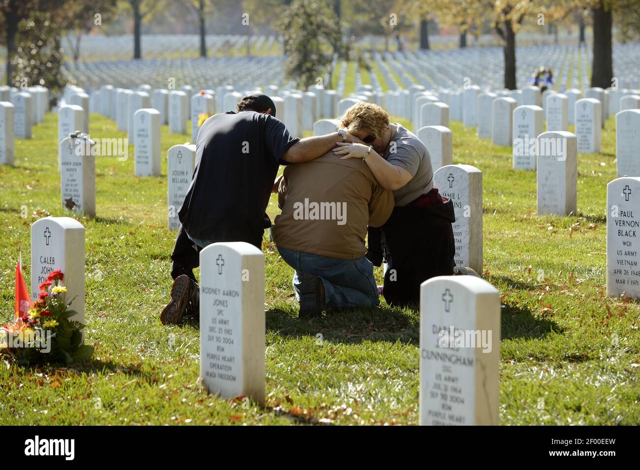 11 November 2012 - Arlington, Virginia - Unidentified people mourn on ...