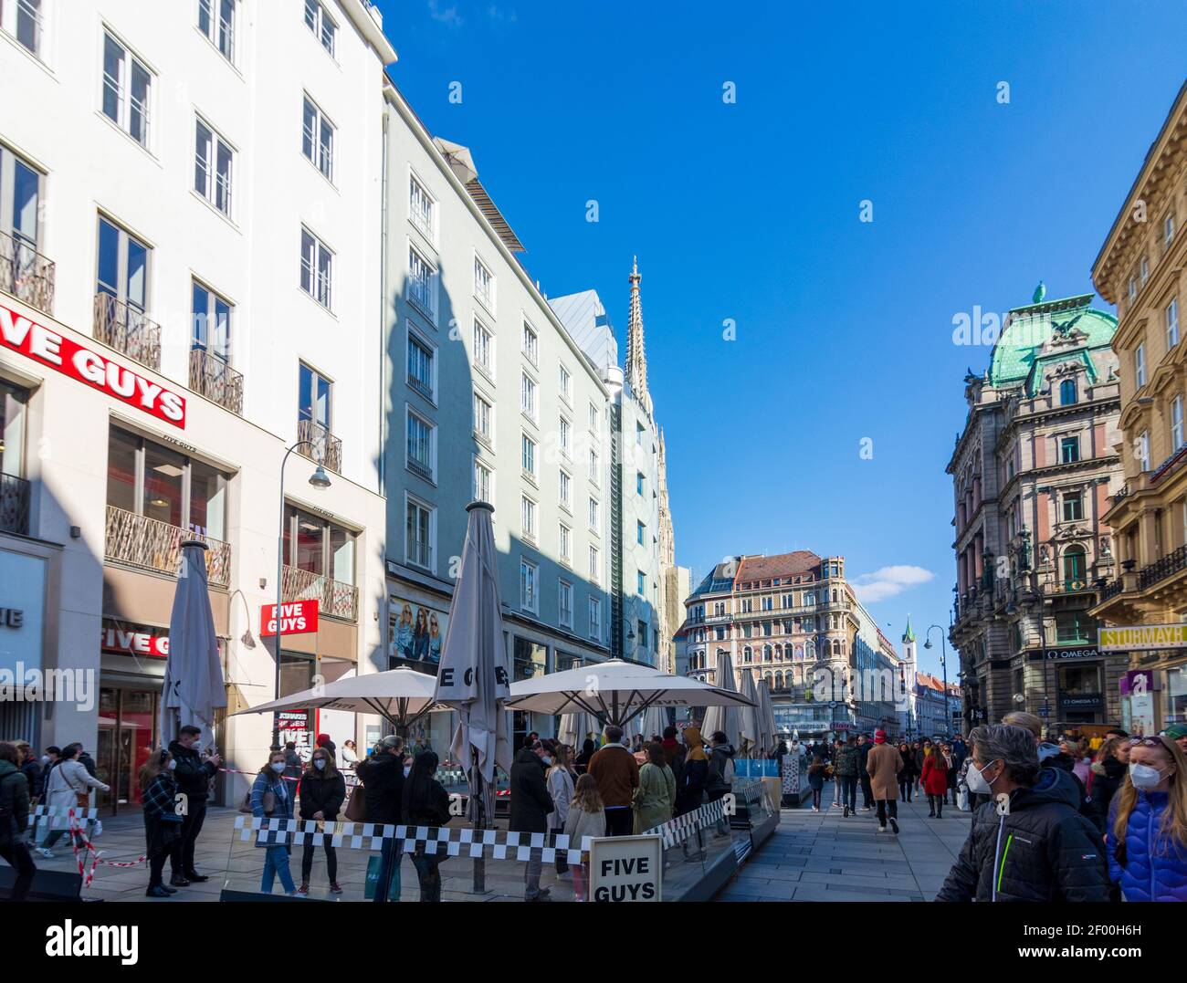 Wien, Vienna: people line up in front of restaurant Five Guys for take ...