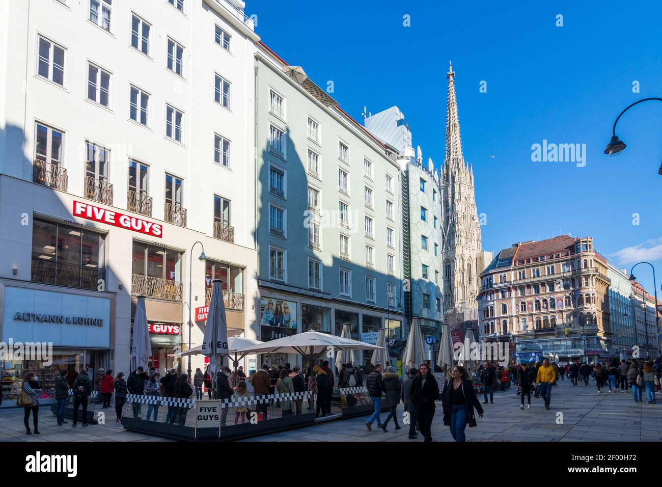 Wien, Vienna: people line up in front of restaurant Five Guys for take ...