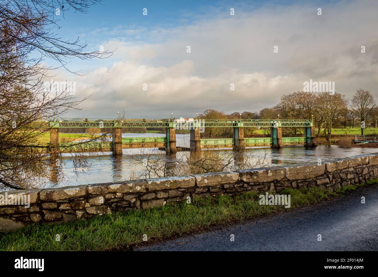 Glenlochar Barrage on the River Dee at Loch Ken, Galloway Hydro ...