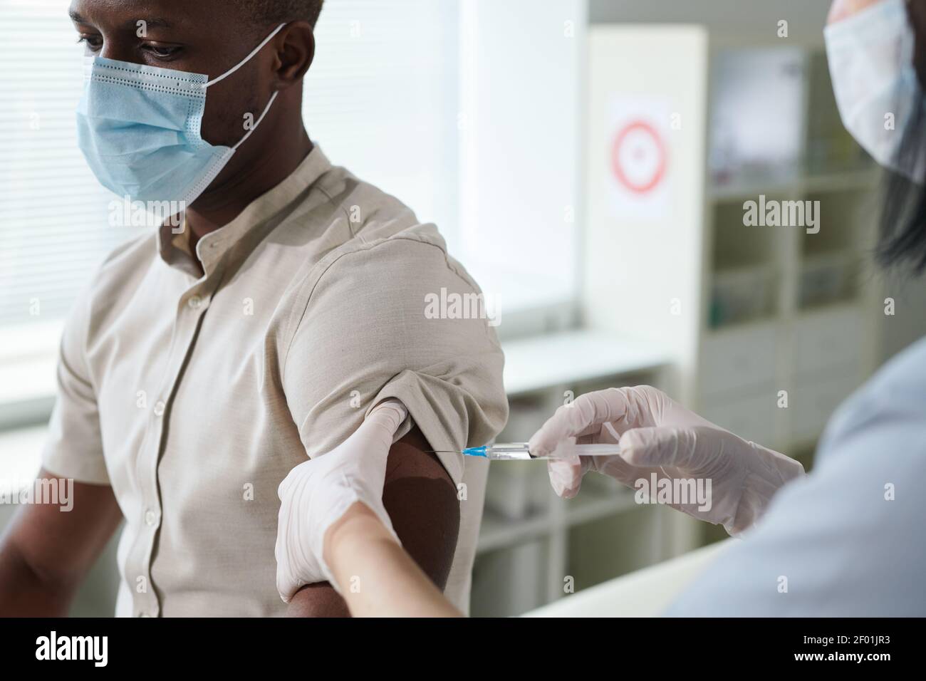 African nurse injection hi-res stock photography and images - Alamy