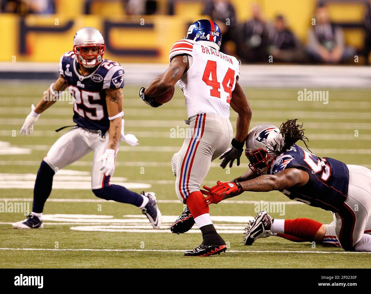 Running back Ahmad Bradshaw (44) of the New York Giants escaped the ...