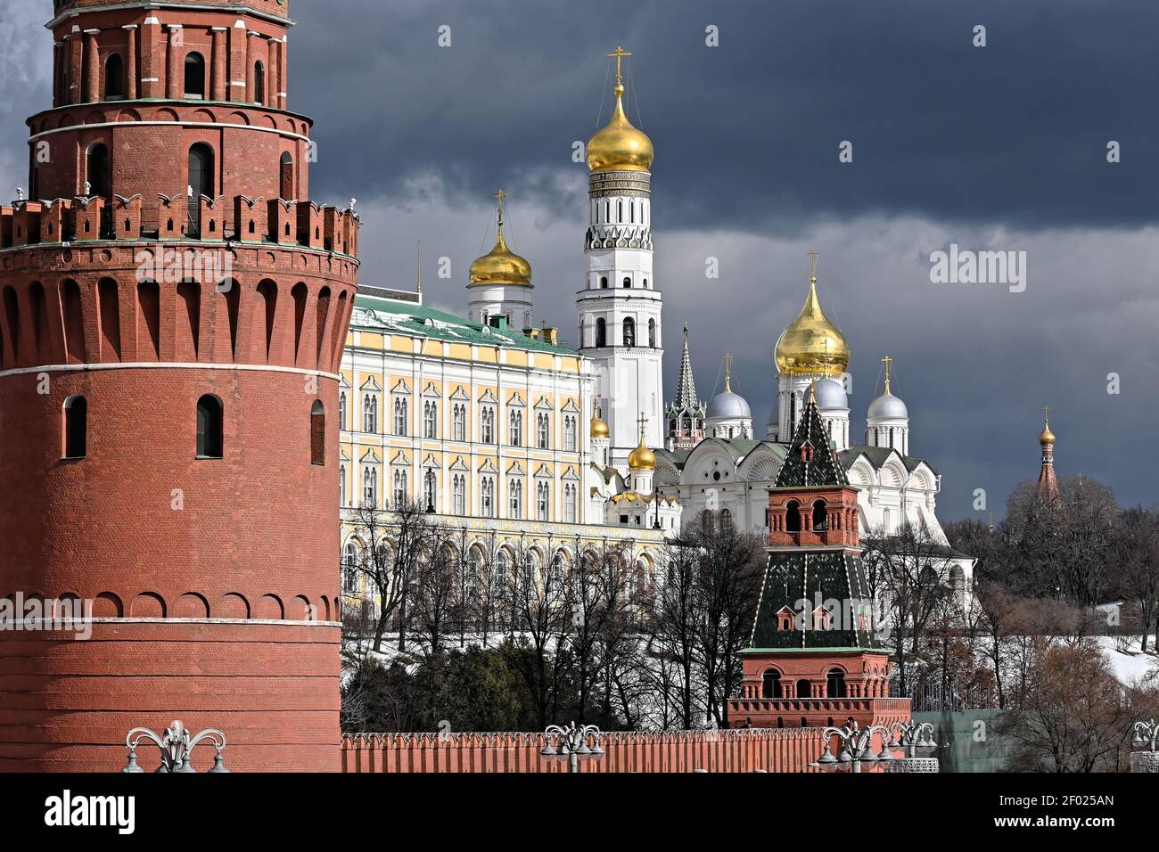 Cathedrals of the Kremlin. Golden domes of white-stone temples Stock ...
