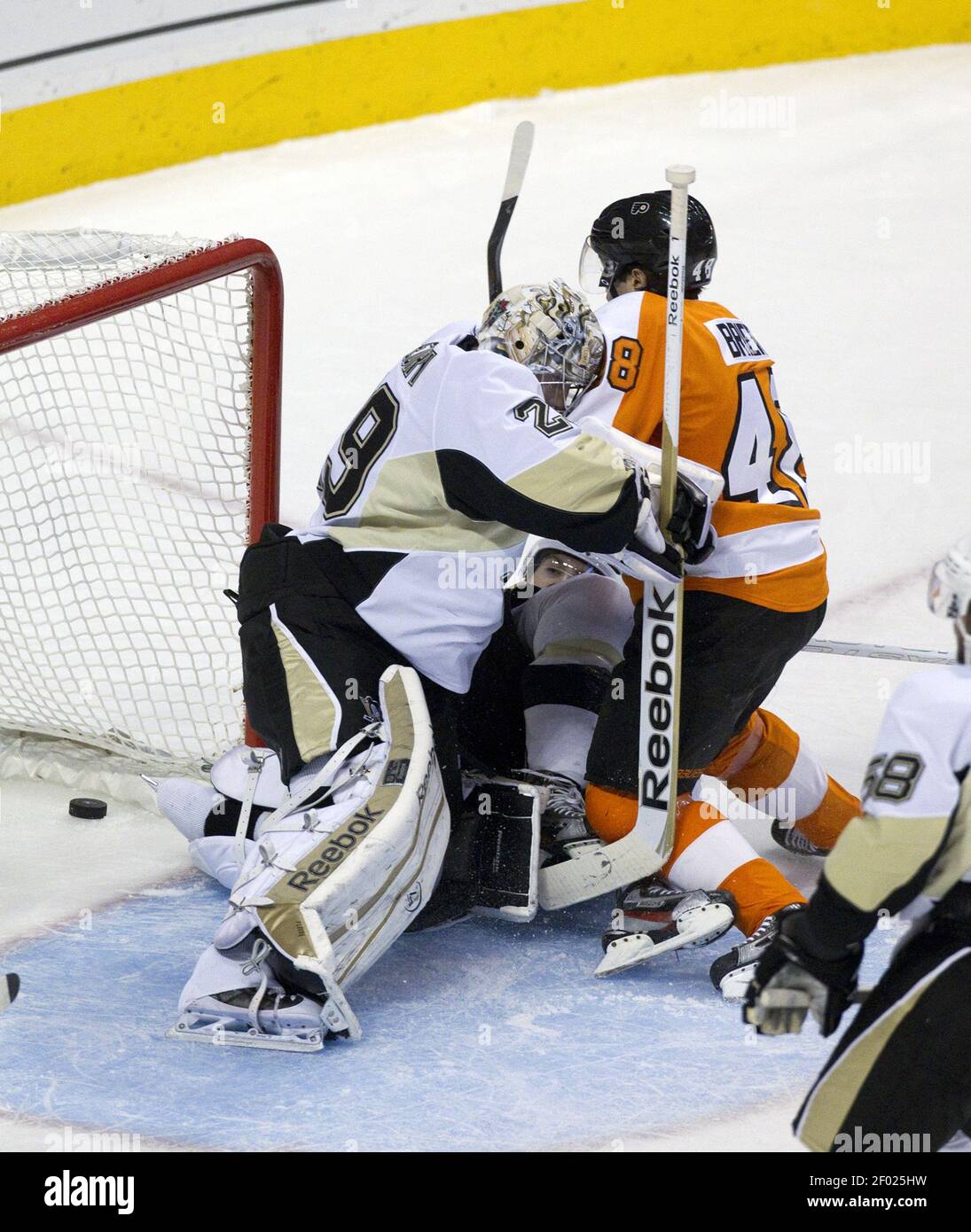 The Philadelphia Flyers' Danny Briere (48) collides with the Pittsburgh ...