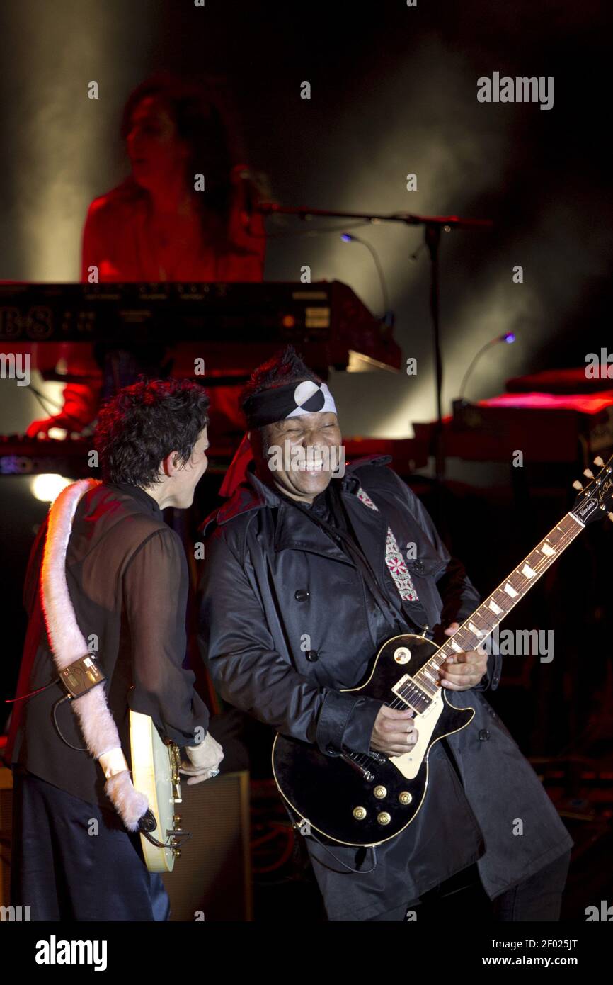 Guitarists Wendy Melvoin and Dez Dickerson perform during The ...