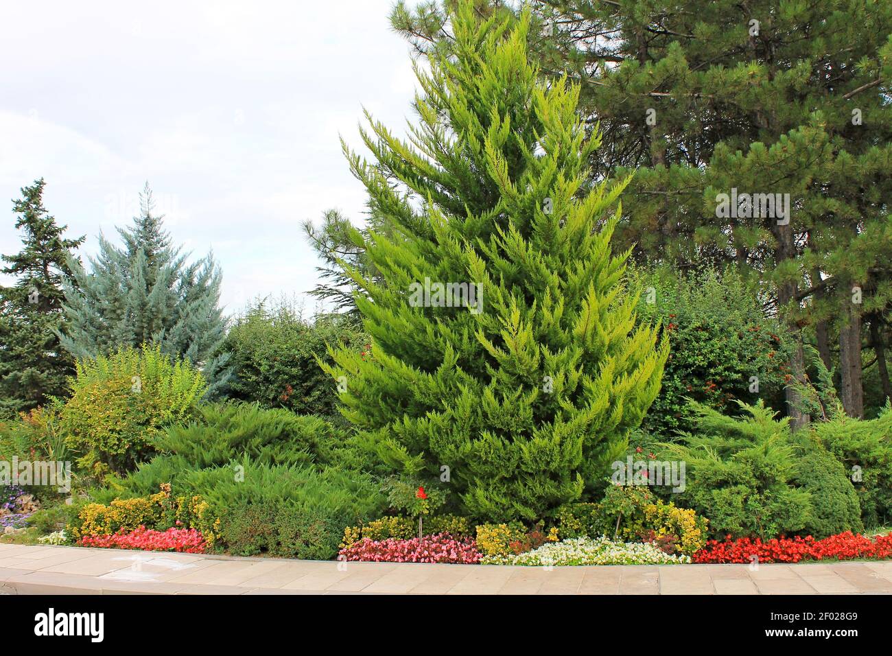 Garden design, modern landscaping with flowers, trees and sculptures ...