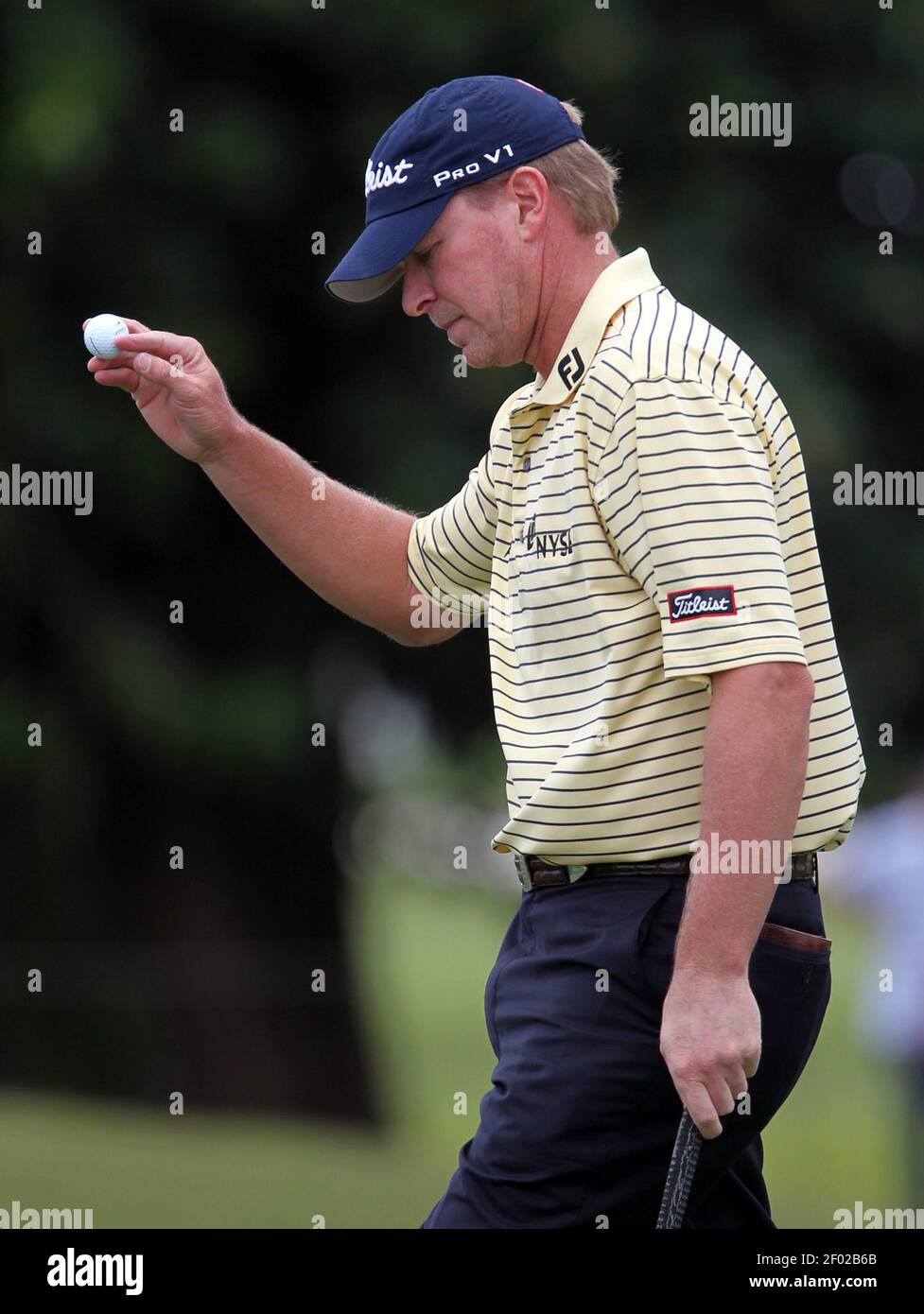 Steve Stricker acknowledges the crowd after his eagle putt on the first ...