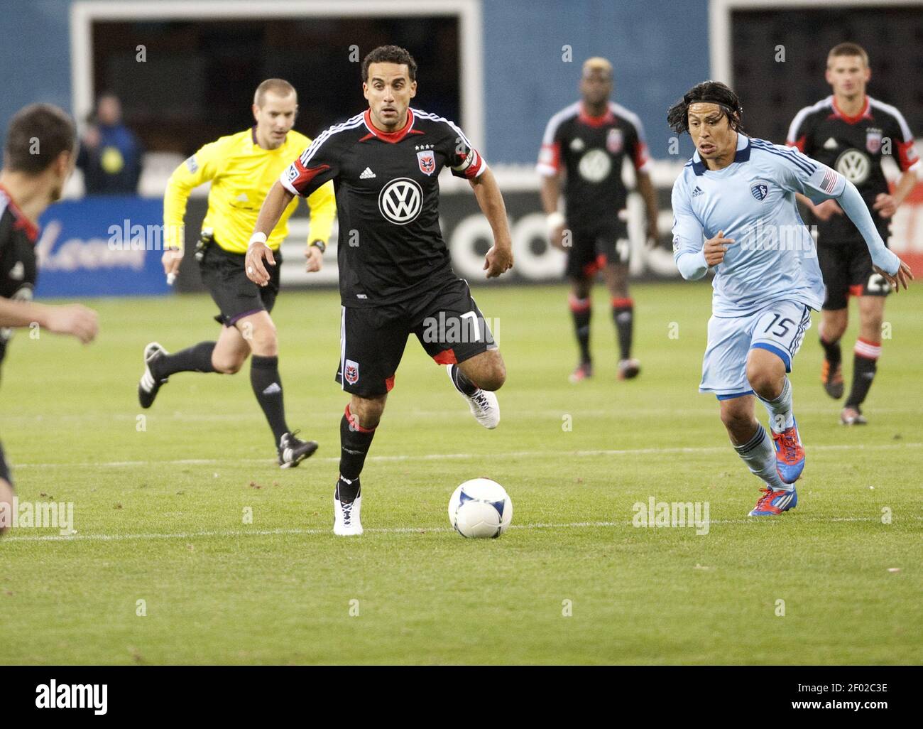 D.C. United midfielder Dwayne De Rosario (7) works the ball past ...