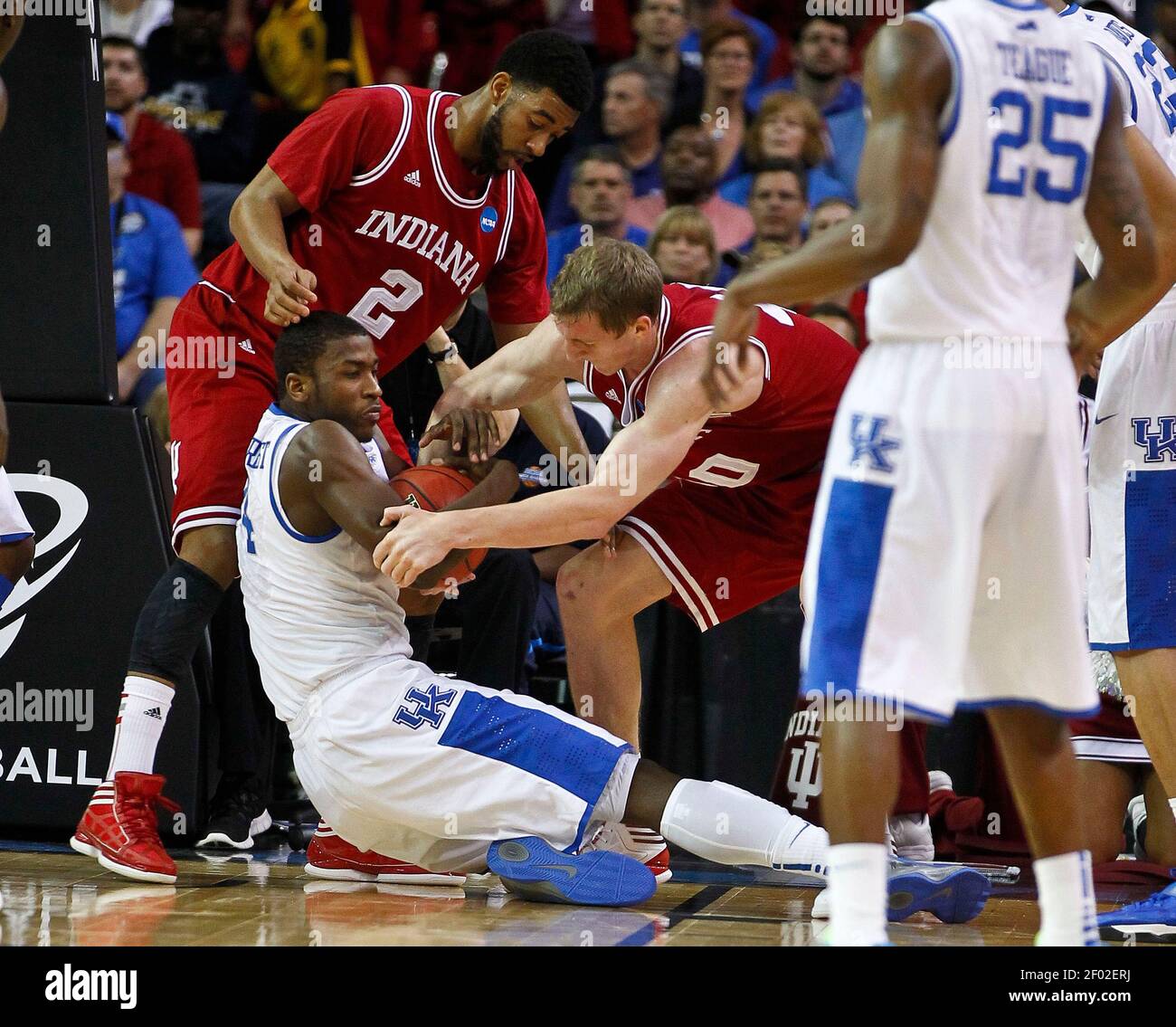 Kentucky Wildcats forward Michael Kidd-Gilchrist (14) pulls in a ball ...