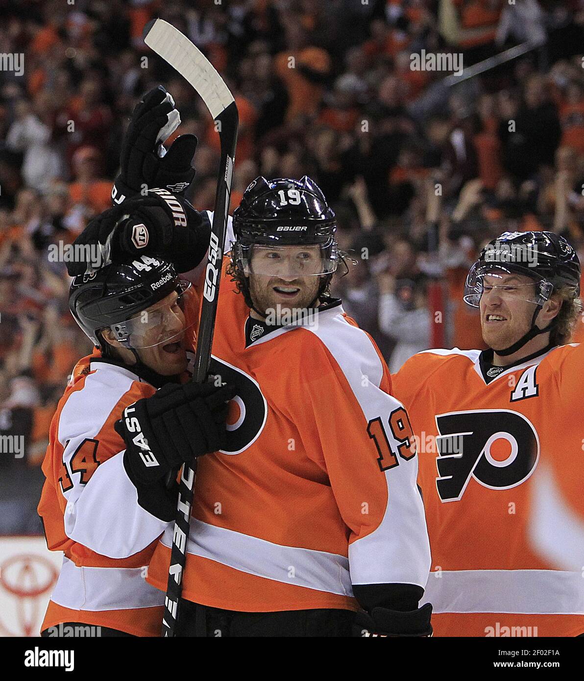 The Philadelphia Flyers' Scott Hartnell (19) celebrates with teammates ...
