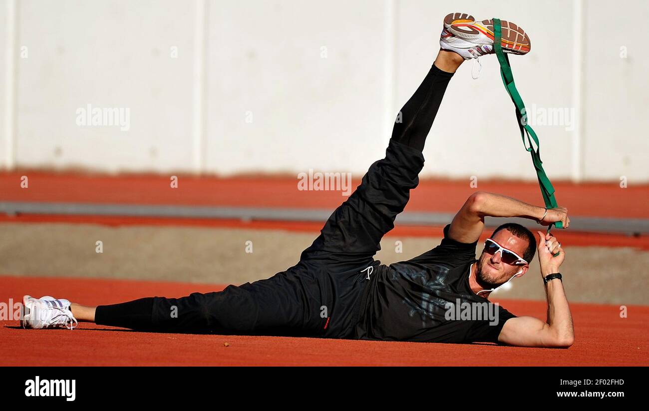 Olympian Jeremy Wariner warms up for the 200 meter dash at the Bobby ...
