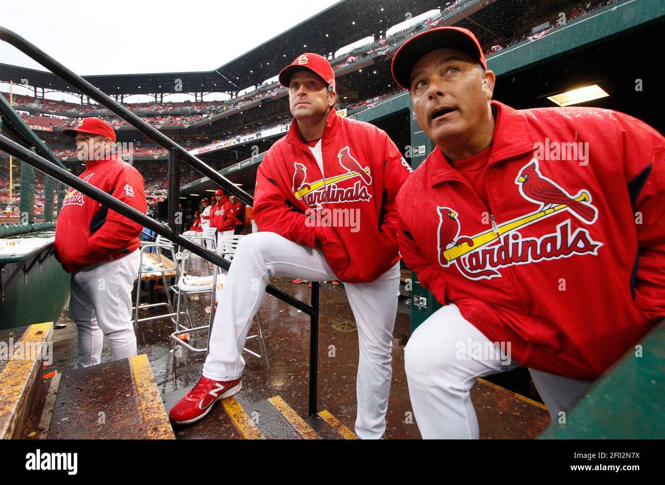 St. Louis Cardinals manager Mike Matheny, center, joins bench coach ...