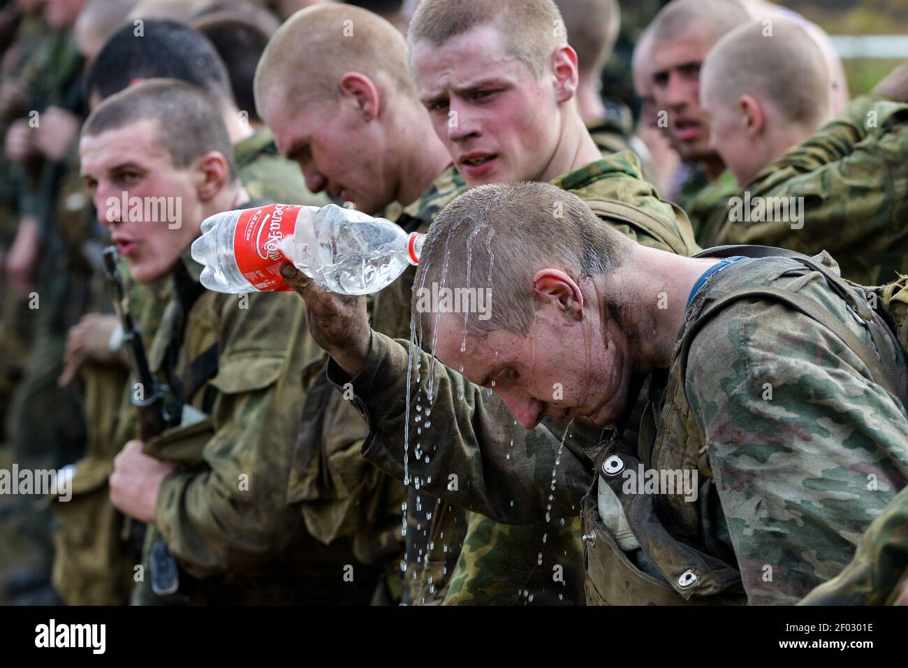 Soldier running gun terrorism hi-res stock photography and images - Alamy