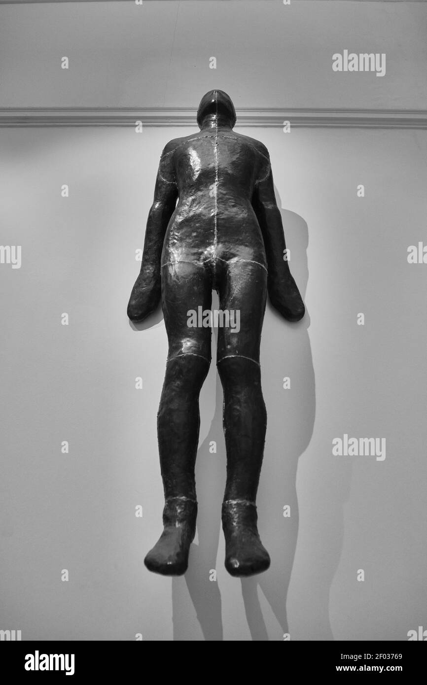 Hanging sculpture art gallery Black and White Stock Photos & Images - Alamy