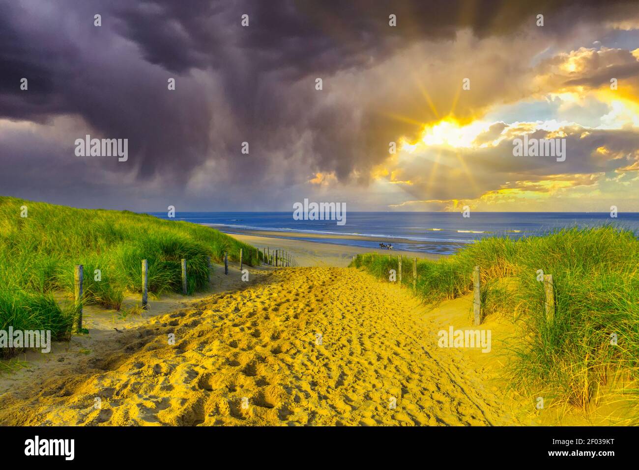 Heavy sunset clouds hi-res stock photography and images - Alamy