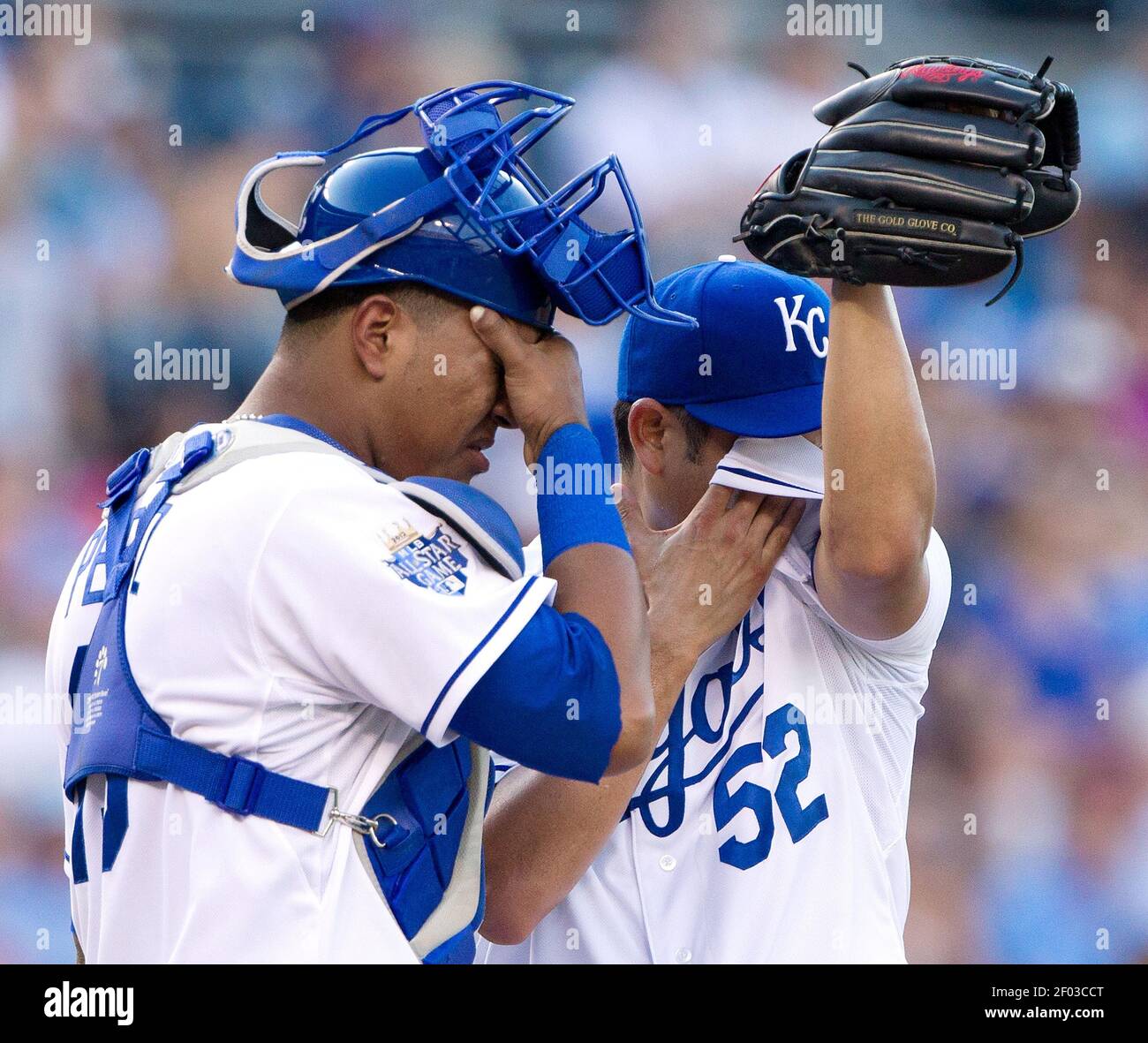 Kansas City Royals starting pitcher Bruce Chen (52) and catcher ...