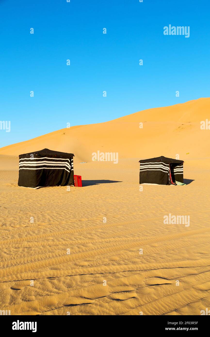 Empty quarter oman village hi-res stock photography and images - Alamy