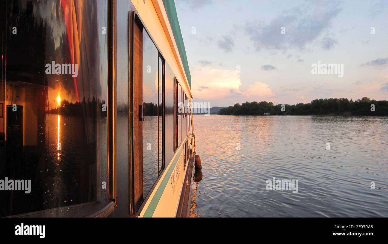 Sunset reflected on a houseboat on the Mississippi River. (Photo by ...