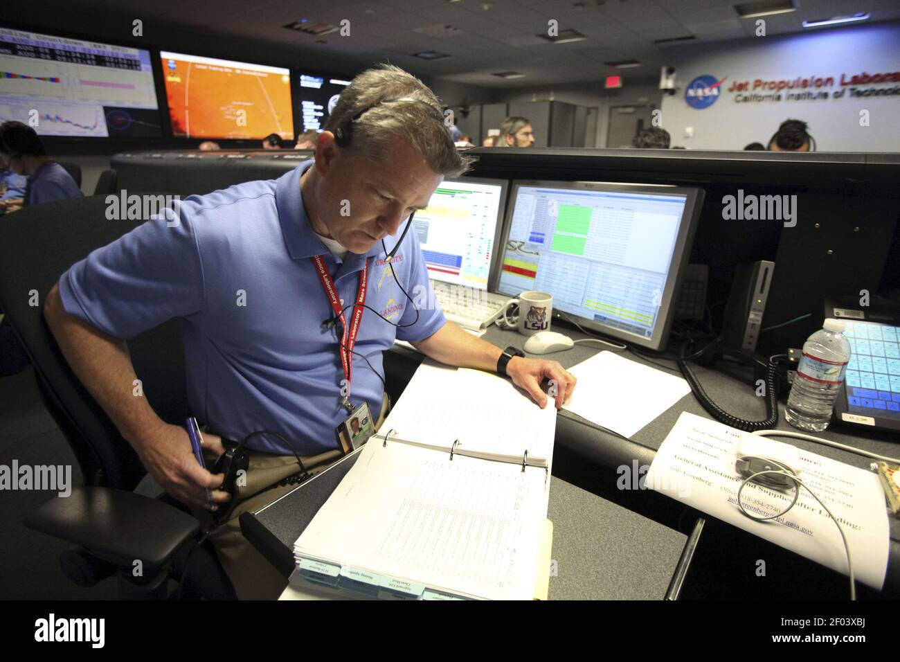 MSL Flight director Keith Comeaux works inside the Spaceflight ...