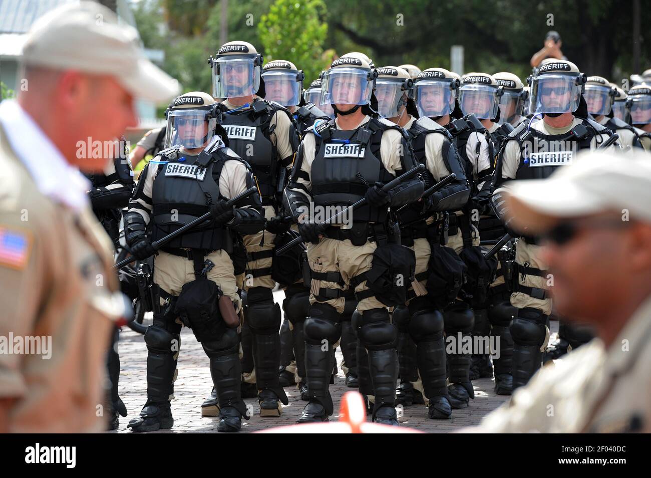 Police in riot gear stand ready as two groups of protesters face off on ...