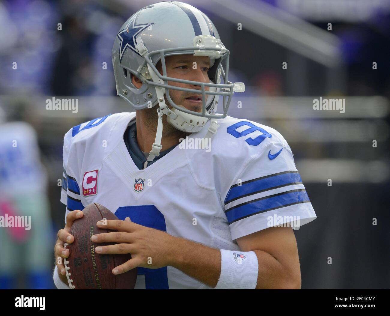 Dallas Cowboys quarterback Tony Romo warms up before his team's game ...