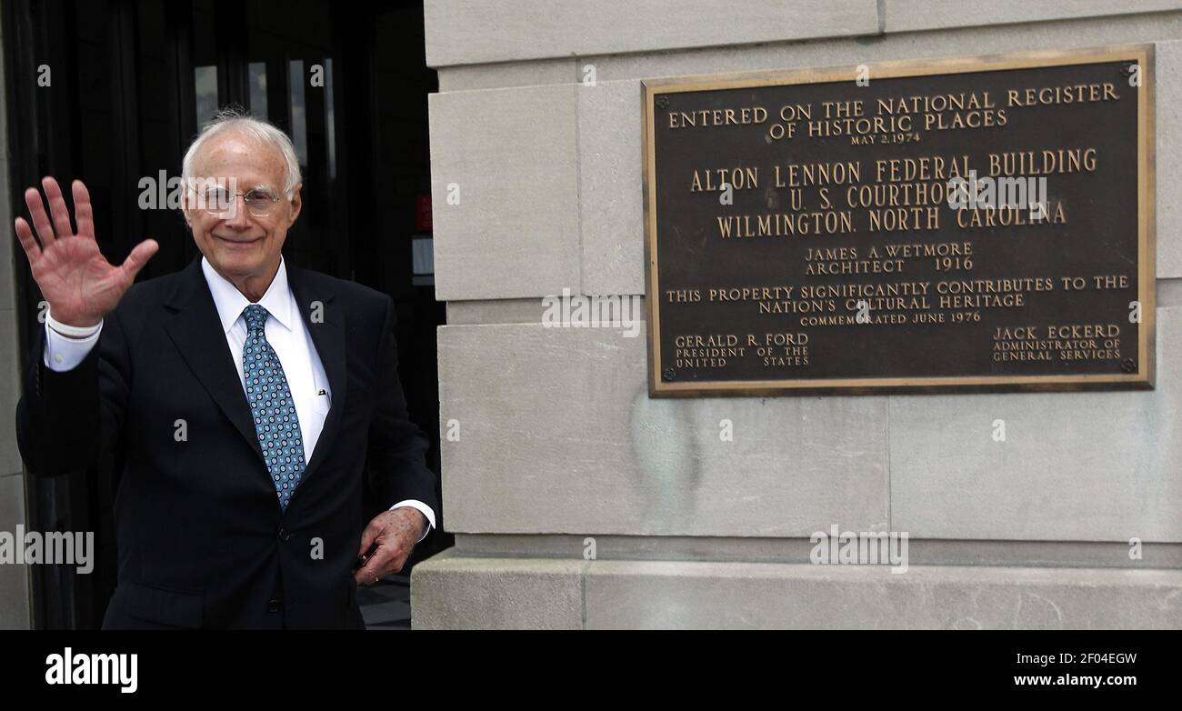 Raleigh lawyer Wade Smith leaves the Federal Courthouse in Wilmington ...