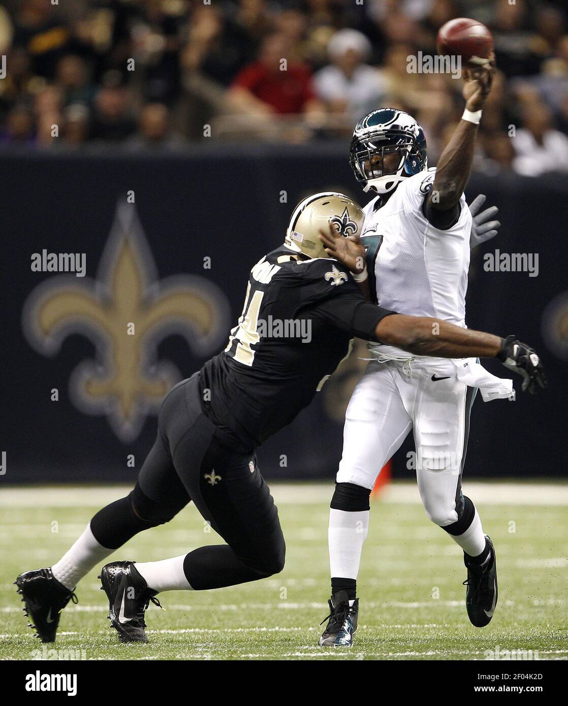 Philadelphia Eagles quarterback Michael Vick (7) throws under pressure ...