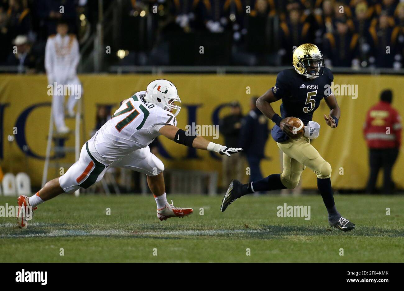 Notre Dame Fighting Irish quarterback Everett Golson (5) runs past ...