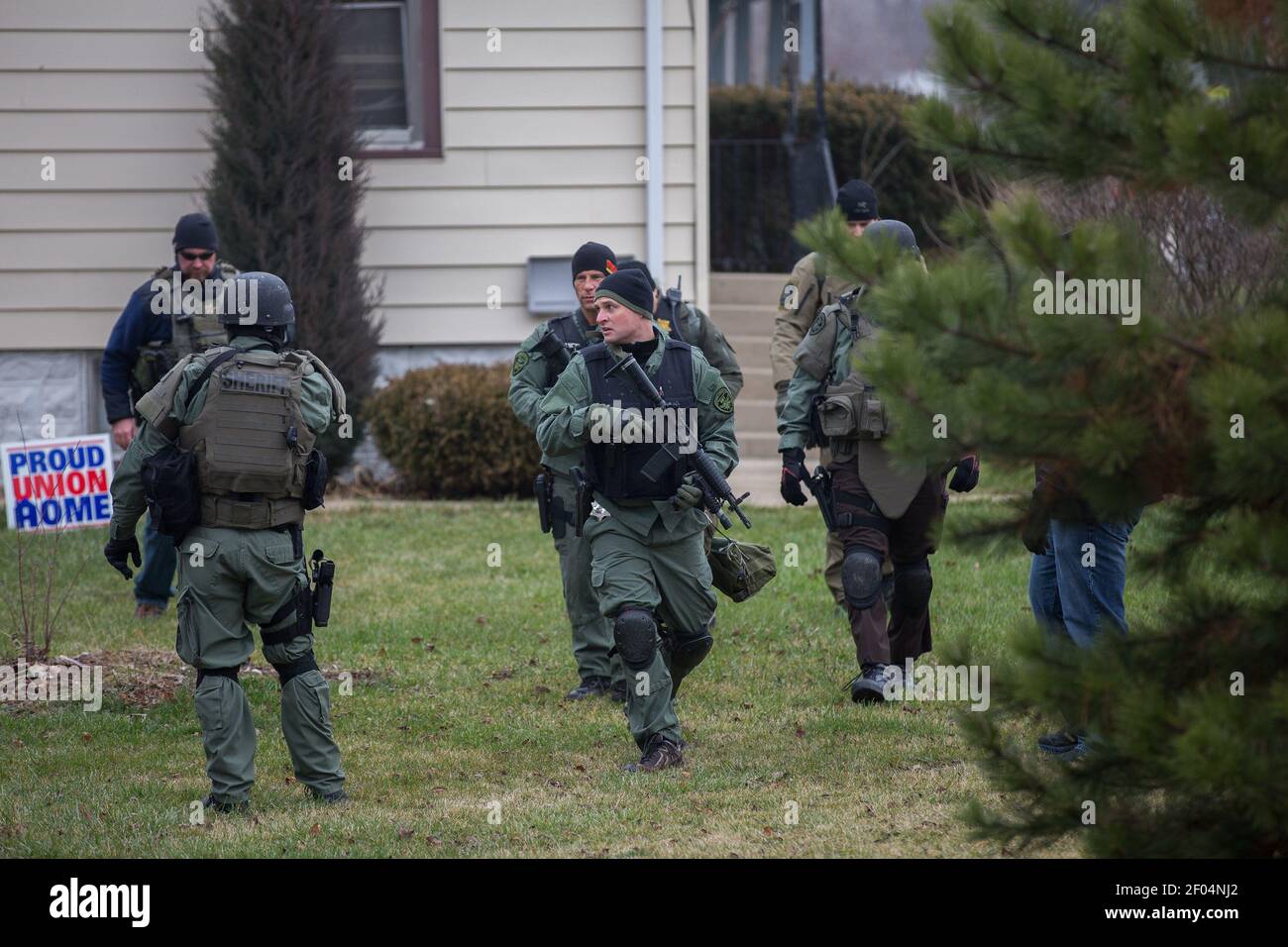 Federal agents and the Cook County Sheriff SWAT team search for ...