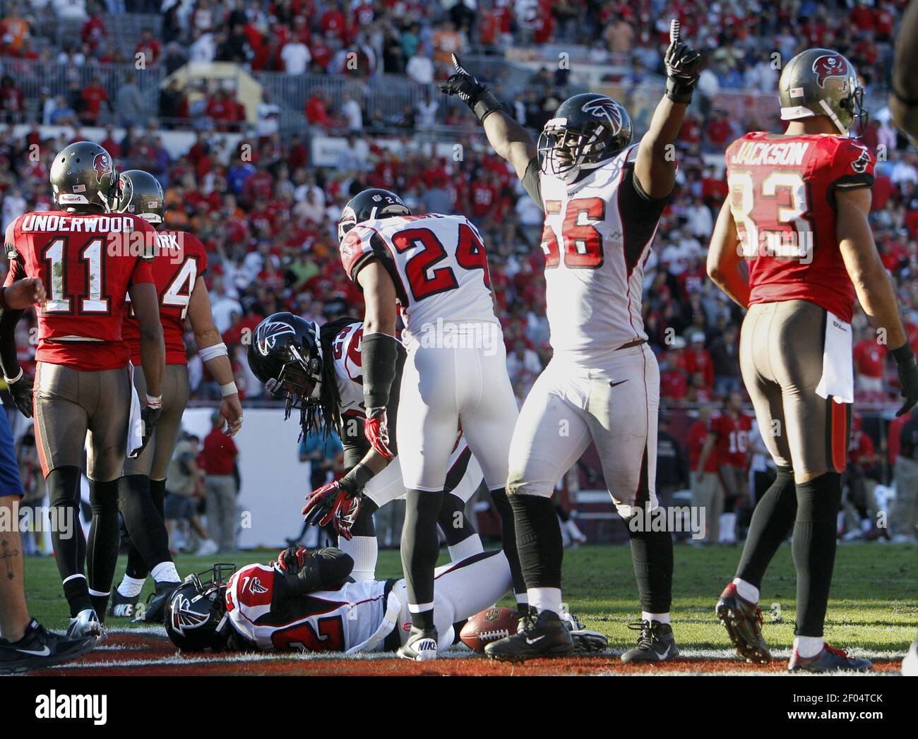 Atlanta Falcons outside linebacker Sean Weatherspoon (56) begins to ...