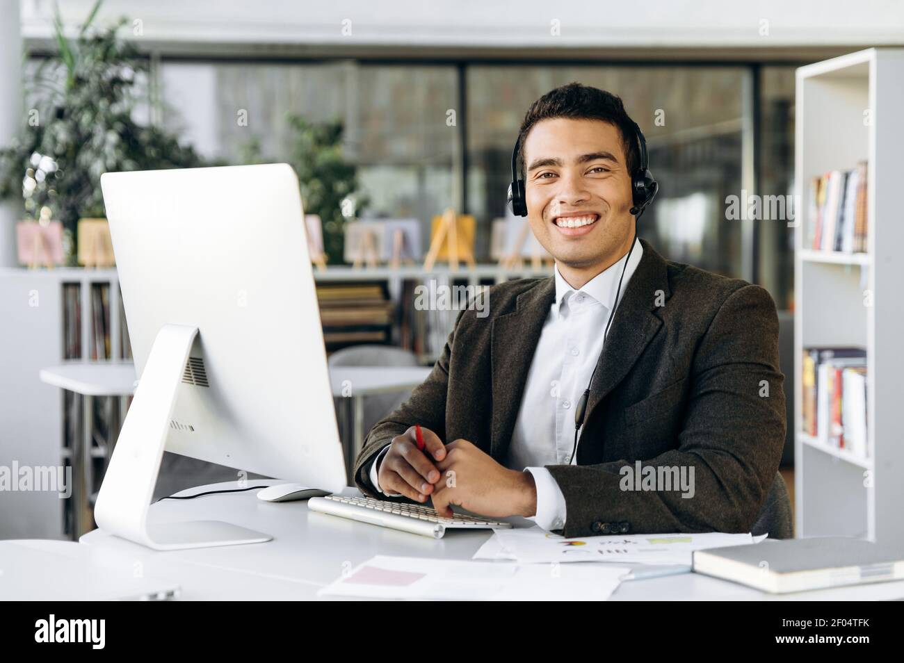 Smiling portrait suit hispanic hi-res stock photography and images - Alamy