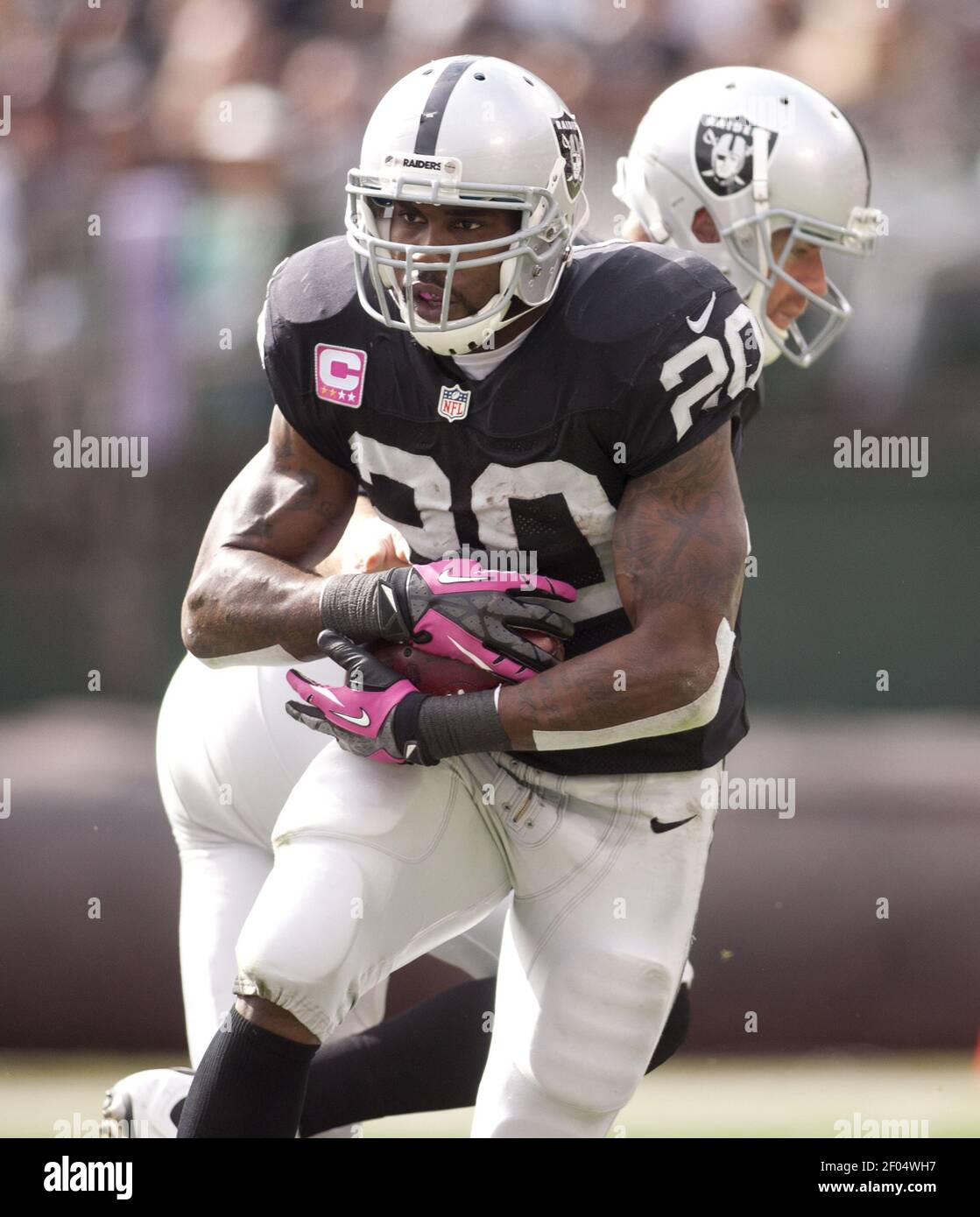 Oakland Raiders running back Darren McFadden (20) takes the handoff ...